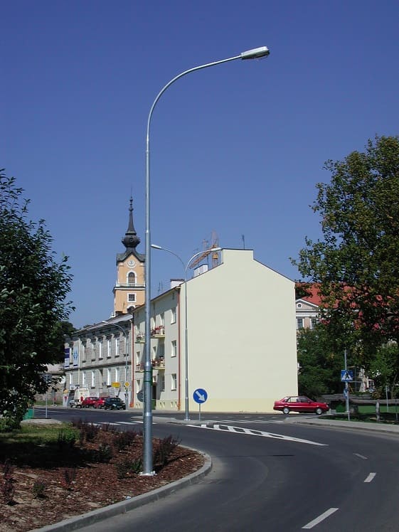 Mâts d’éclairage en acier 6-12m (tubulaire, crosses) - Romvolt Éclairage